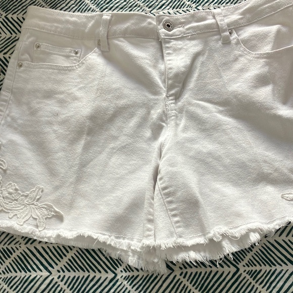 Earl Jeans | Shorts | Earl White Shorts With Lace On Side Distressed Hem 9 | Poshmark